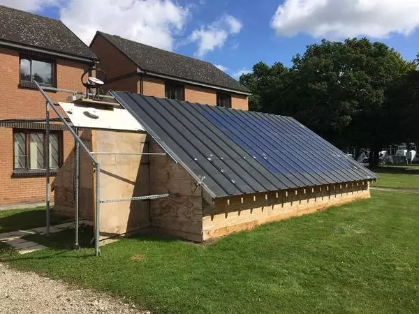 سیستم سقف خورشیدی ترکیبی از لوله های حرارتی برای بهبود کارایی استفاده می کند