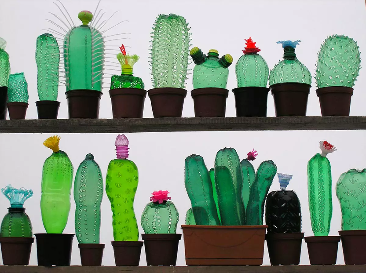 يصمد المصمم الزجاجات البلاستيكية في منحوتات مذهلة من النباتات والحيوانات. FacePla.net أحدث أخبار البيئة
