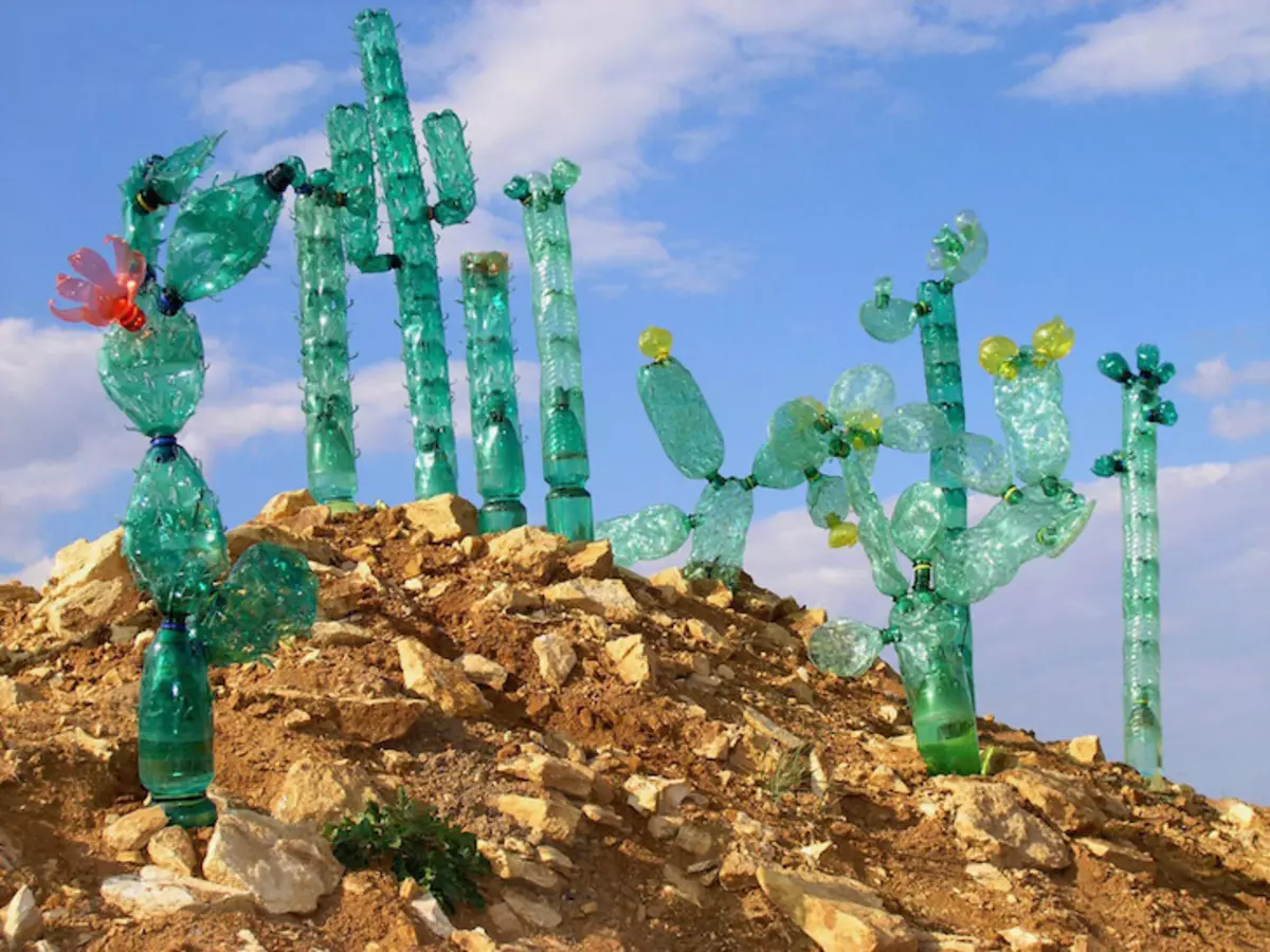 يصمد المصمم الزجاجات البلاستيكية في منحوتات مذهلة من النباتات والحيوانات
