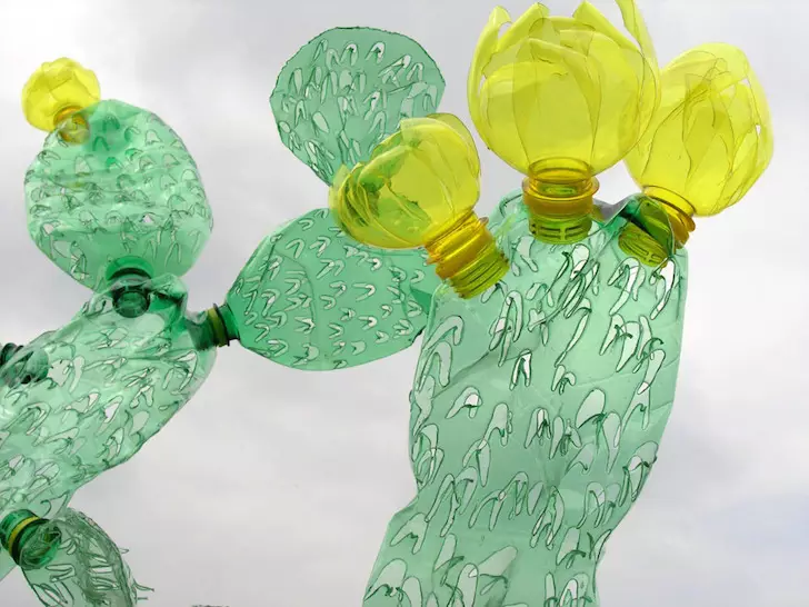 يصمد المصمم الزجاجات البلاستيكية في منحوتات مذهلة من النباتات والحيوانات