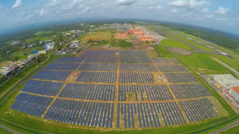 Maes Awyr India fydd y cyntaf yn y byd yn gweithredu'n llawn ar baneli solar