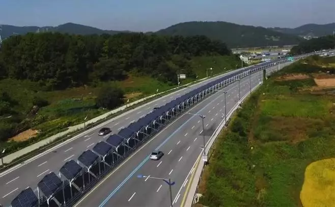 Tetto solare, 30 chilometri lungo la strada principale della bicicletta in Corea del Sud