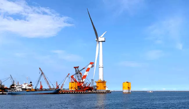 Le grand moulin à vent flottant du monde sur la côte de Fukushima