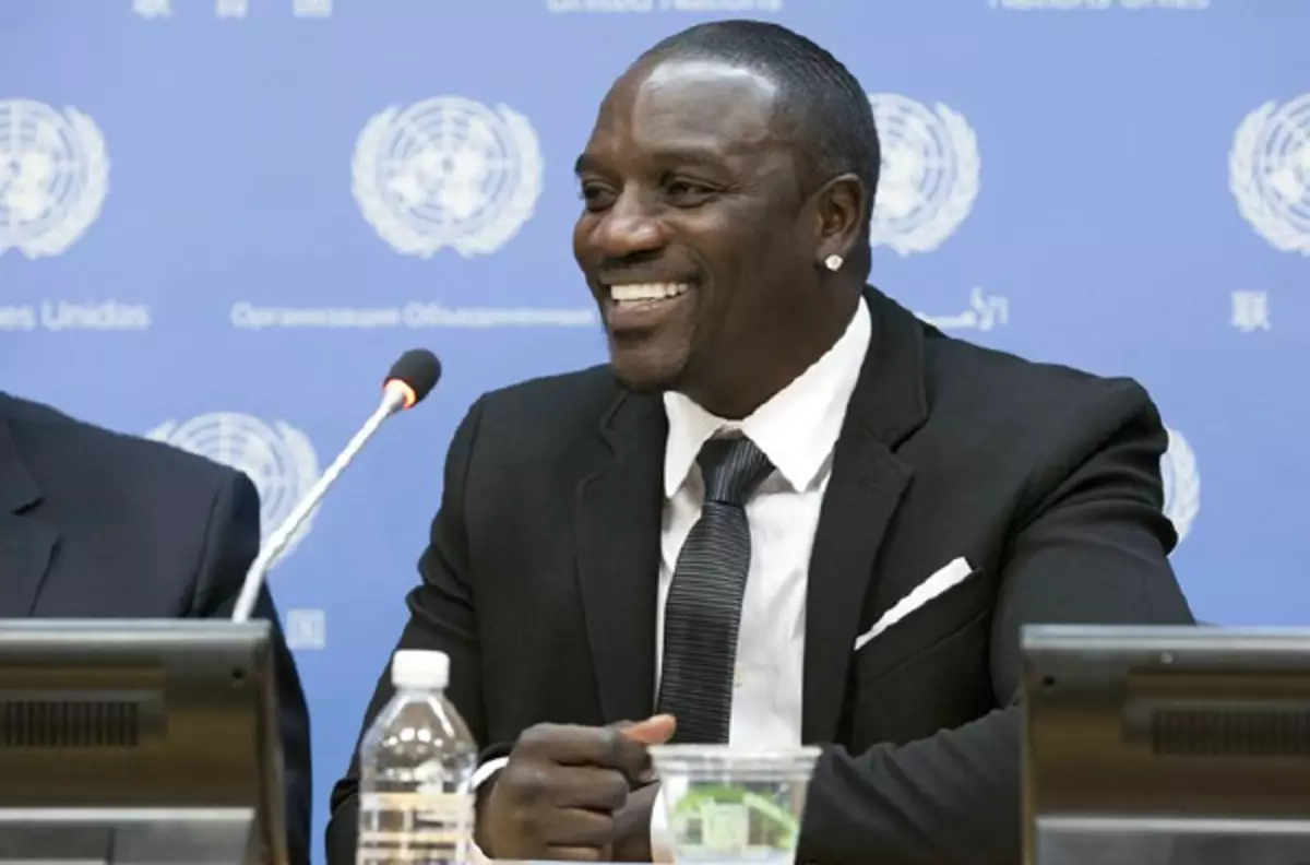 Akon envoie de l'énergie solaire en Afrique