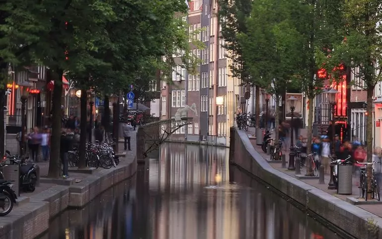 Amsterdam'da köprü baskısı