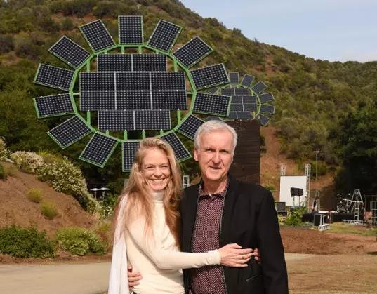 Ο James Cameron δίνει στους γιγαντιαίους ηλιακούς ηλιοτρόπους για το σχολείο στο Malibu. Facepla.net Τελευταίες ειδήσεις οικολογίας