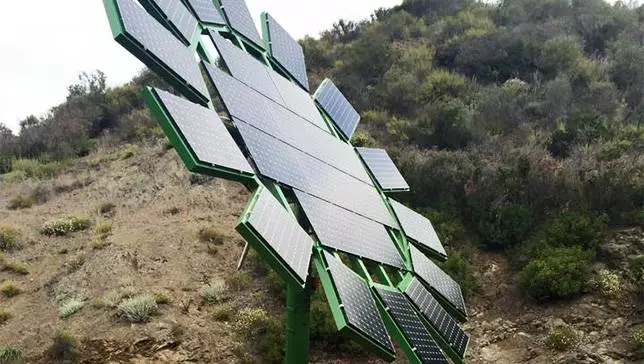 James Cameron i jep gjigantëve diellore diellore për shkollën në Malibu