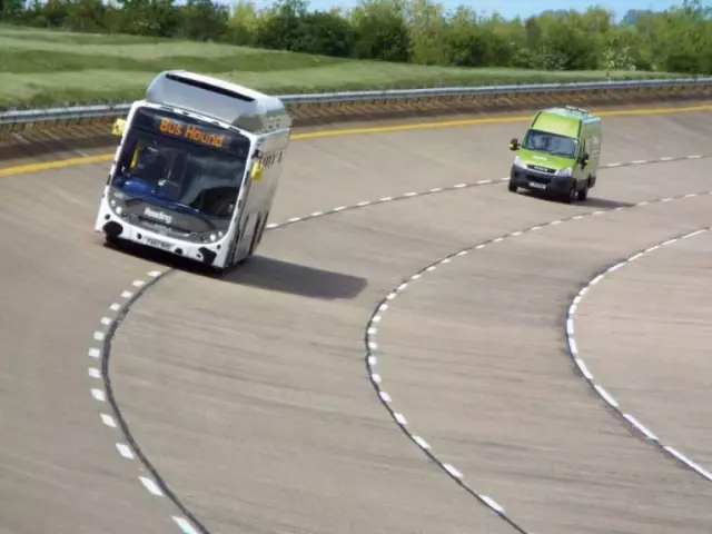 Um ônibus, que leva em movimento com a ajuda de rostos de vaca, bate um registro. Notícias mais recentes de ecologia do facepla.net