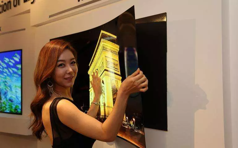 LG representa una fina visualització d'OLED muntat a la paret del futur. Facpla.net Últimes notícies d'ecologia