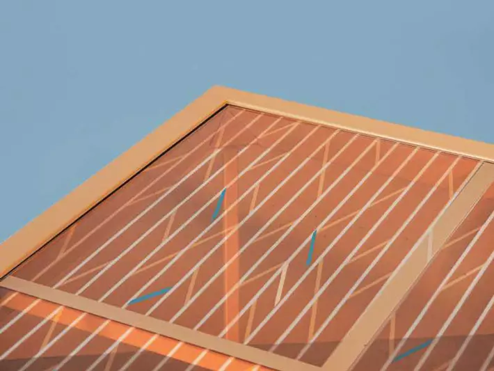 Elegant gebrandschilderd glas en schrijftafel verzamelen zonne-energie