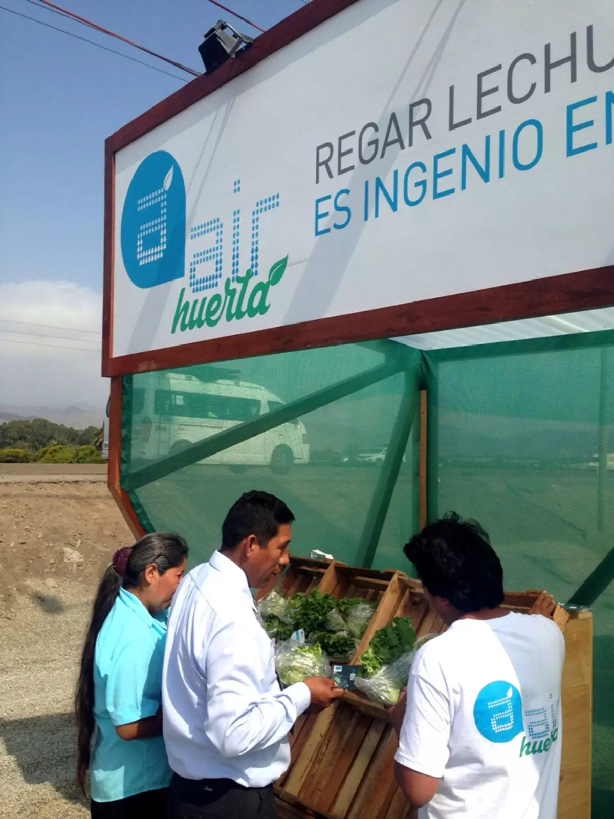 Escudo de publicidade coleta água e funciona como uma fazenda da cidade