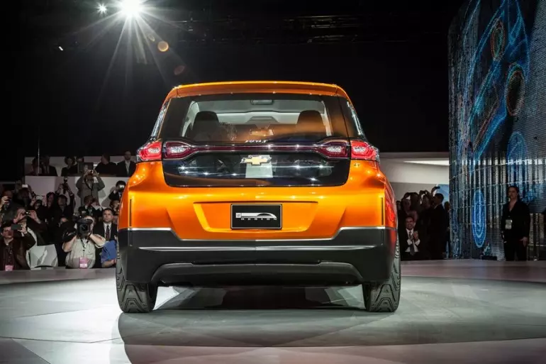 Carro eléctrico accesible Coche Chevrolet Bolt Concept dirixe a 320 km dunha carga