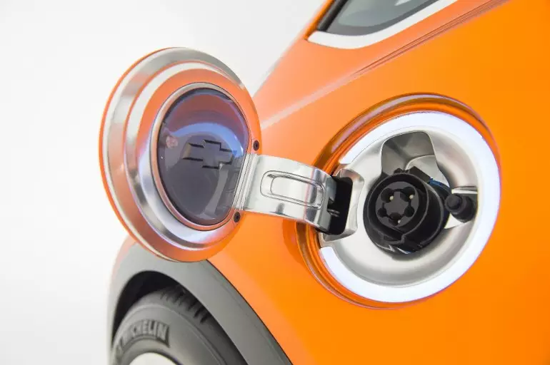 實惠的電動汽車雪佛蘭螺栓概念距離一個充電320公里