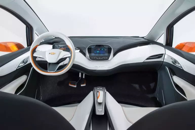 Carro eléctrico accesible Coche Chevrolet Bolt Concept dirixe a 320 km dunha carga