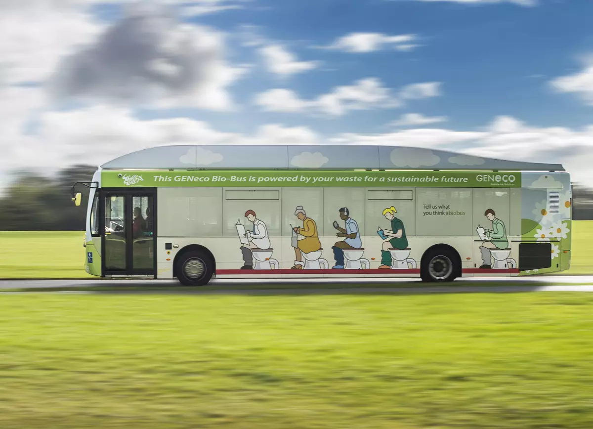 Un autobus, che guida in movimento con l'aiuto delle feci, è lanciato nel Regno Unito. Facepla.net Ultime notizie di ecologia