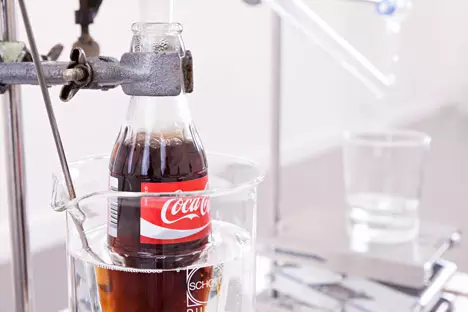 Coca-Cola verandert in water met behulp van het huidige helmut-smiths