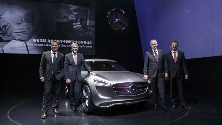 De verf van het nieuwe concept van Mercedes zet de energie van de zon en de wind om