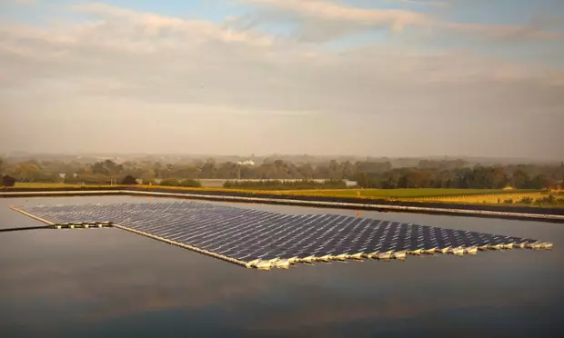 Primeira estação de energia solar flutuante no Reino Unido
