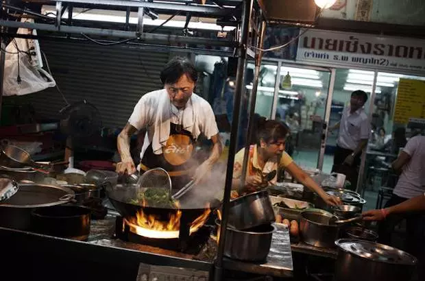 67 милиони луѓе живеат во Тајланд. Тие велат дека има толку многу мислења за тајландската кујна во земјата.