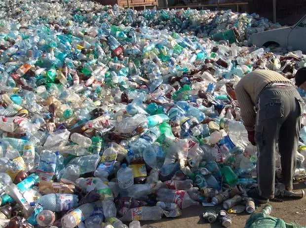 Hvordan samle tomme plastflasker?