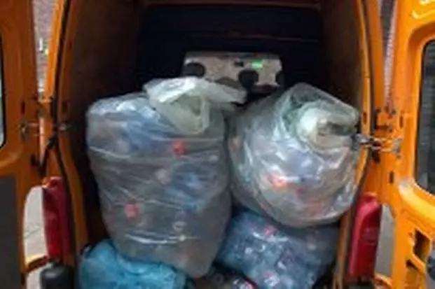 En The Hague detiveron unha parella búlgara cun neno, por intentar pasar nun punto de colección automática traído de botellas de plástico baleiras de Bulgaria por valor de 1300 pezas, embaladas en cinco grandes bolsas.
