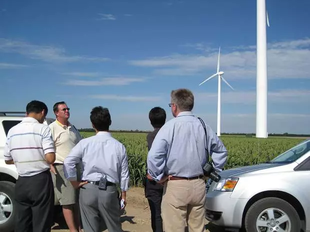 2007 yılında Neredeyse tamamen tahrip olan Kaskado, Kansas'ta 12.5 MW Rüzgar Santrali'nin 2009 yılında tanıtılmasıyla, topluluk tüketmeden daha fazla enerji üretir.