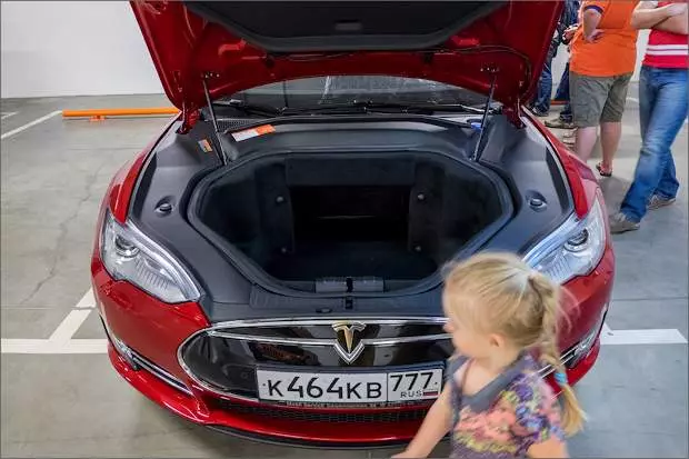 Tesla Electric Car tirgus līderis nav steigā, lai sāktu pārdošanas modeli Krievijā.