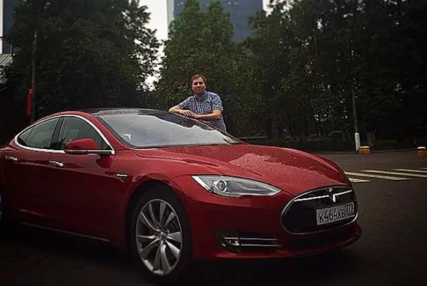 Ing Moskow, ana kekurangan layanan Tesla sing lengkap.
