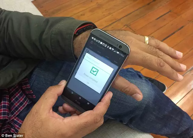 Ausztrál bevezetett egy mikrochip a kezében, hogy bővítse az iPhone 6 használatának lehetőségeit