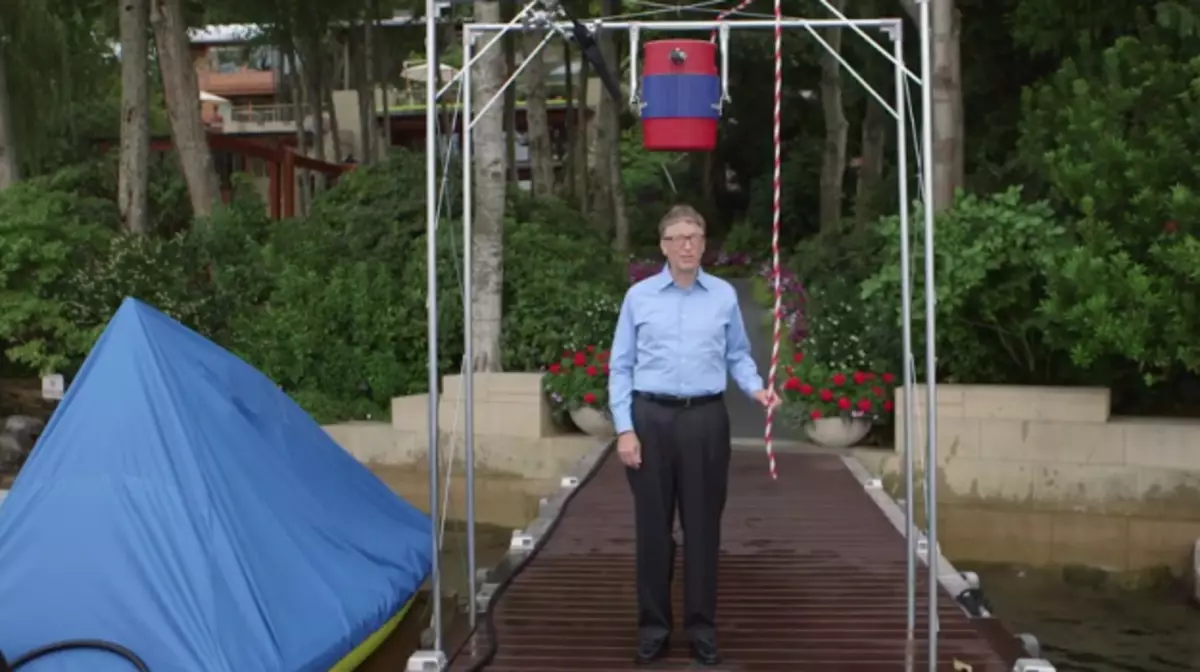 Ledus ūdens spainis uz Bill Gates vadītāja ... un citiem. FacePla.net jaunākās ekoloģijas ziņas