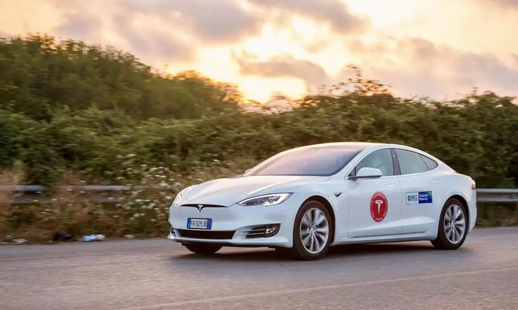 Taifead nua: Tiomáineann sé níos mó ná 1000 km in aghaidh an mhuirir Tesla