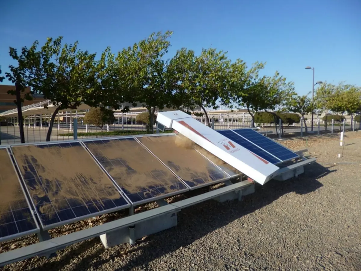 Robot for rengjøring av solcellepaneler i ørkenen. FacePla.net Siste økologi Nyheter