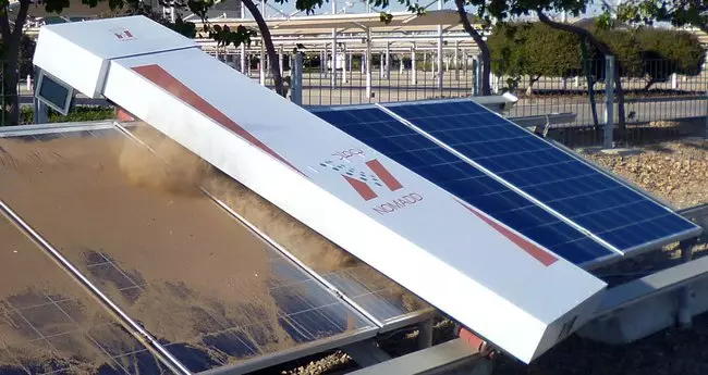 Robot for rengjøring av solcellepaneler i ørkenen