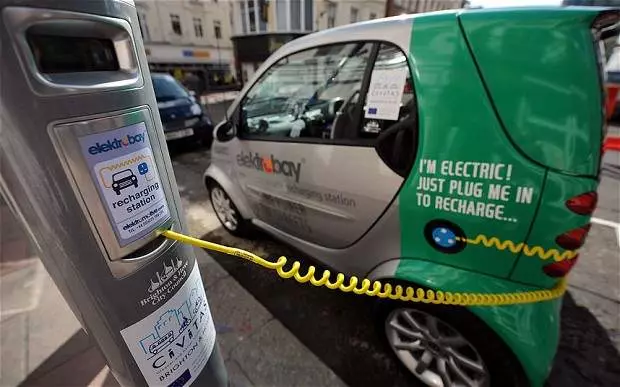 Os ministros británicos montarán vehículos eléctricos