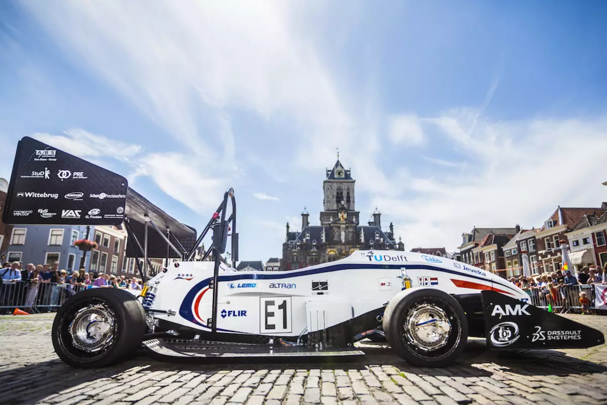 Racing mobil listrik kanthi kekuwatan 1 liter tartamtu. Saka. Silram sing dibangun siswa saka Holland