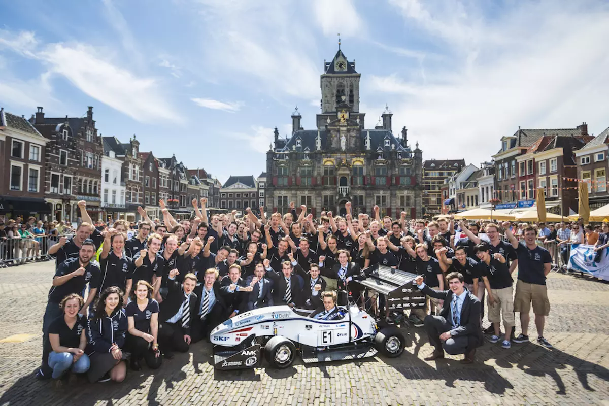 O carro é projetado e construído por uma equipe DUD14 de 80 alunos.