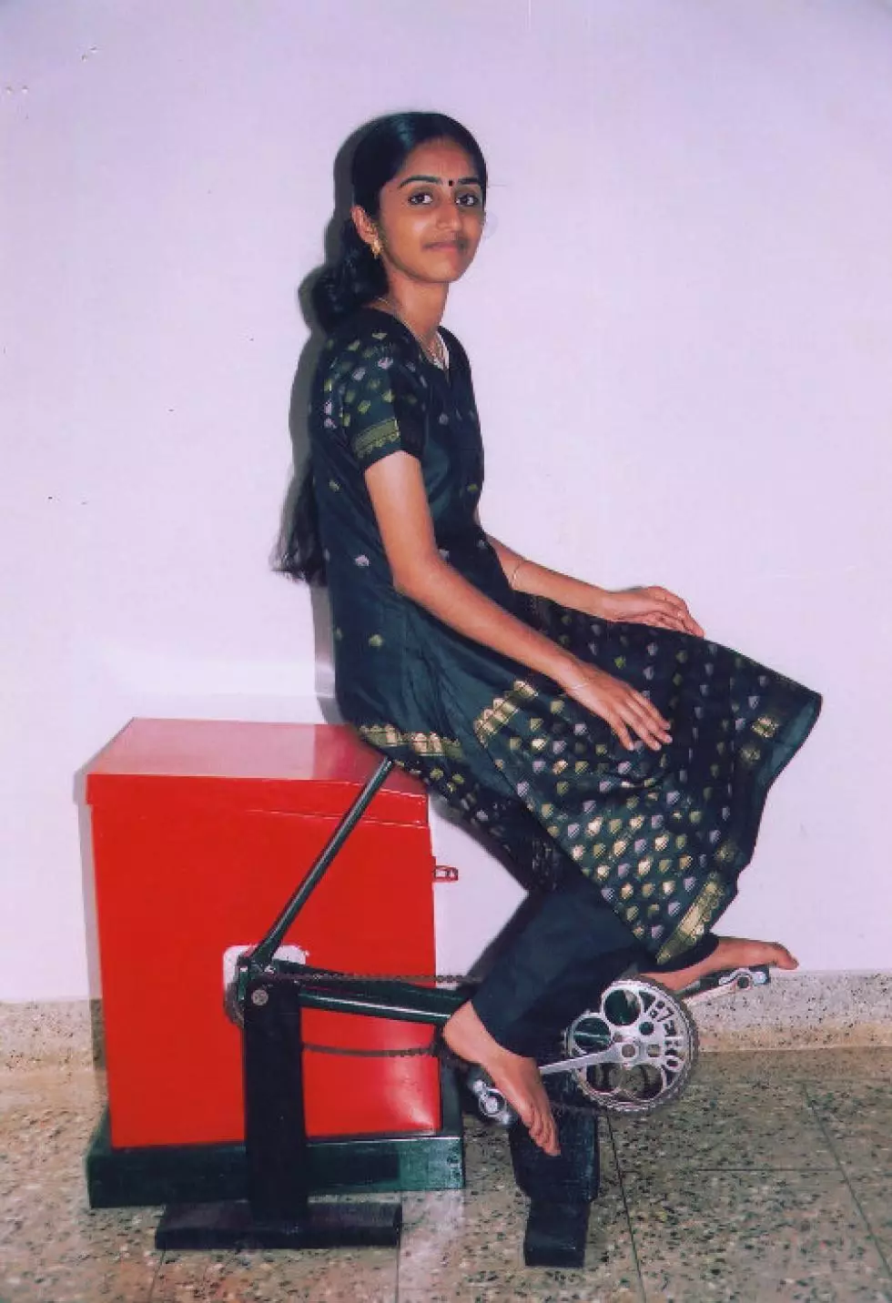 Een 14-jarig meisje uit India vond een wasmachine uit die geen elektriciteit nodig heeft