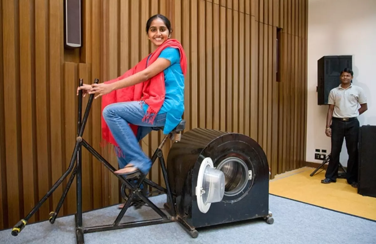Uma menina de 14 anos da Índia inventou uma máquina de lavar roupa que não precisa de eletricidade