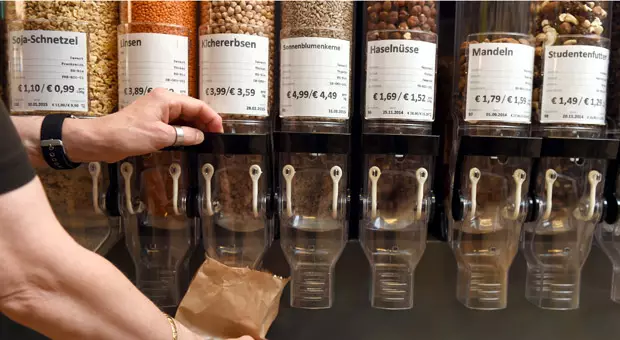 Eco-vriendelijke originele Unverpackt-supermarkt biedt om te weigeren om in te pakken