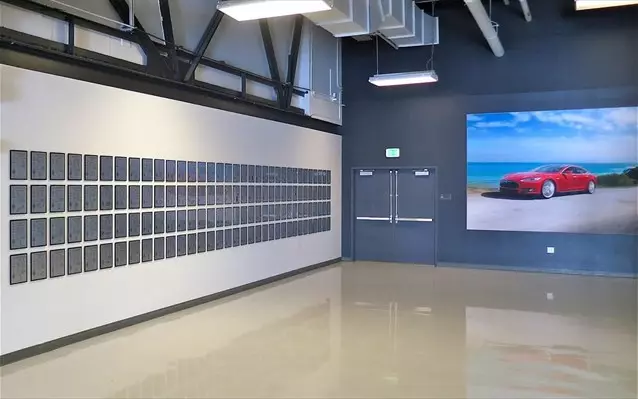 Selve veggen med patenter i Tesla-kontoret - deres firma har mer enn to hundre