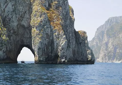 9 Mga Katingalahang Marine Caves sa Kalibutan