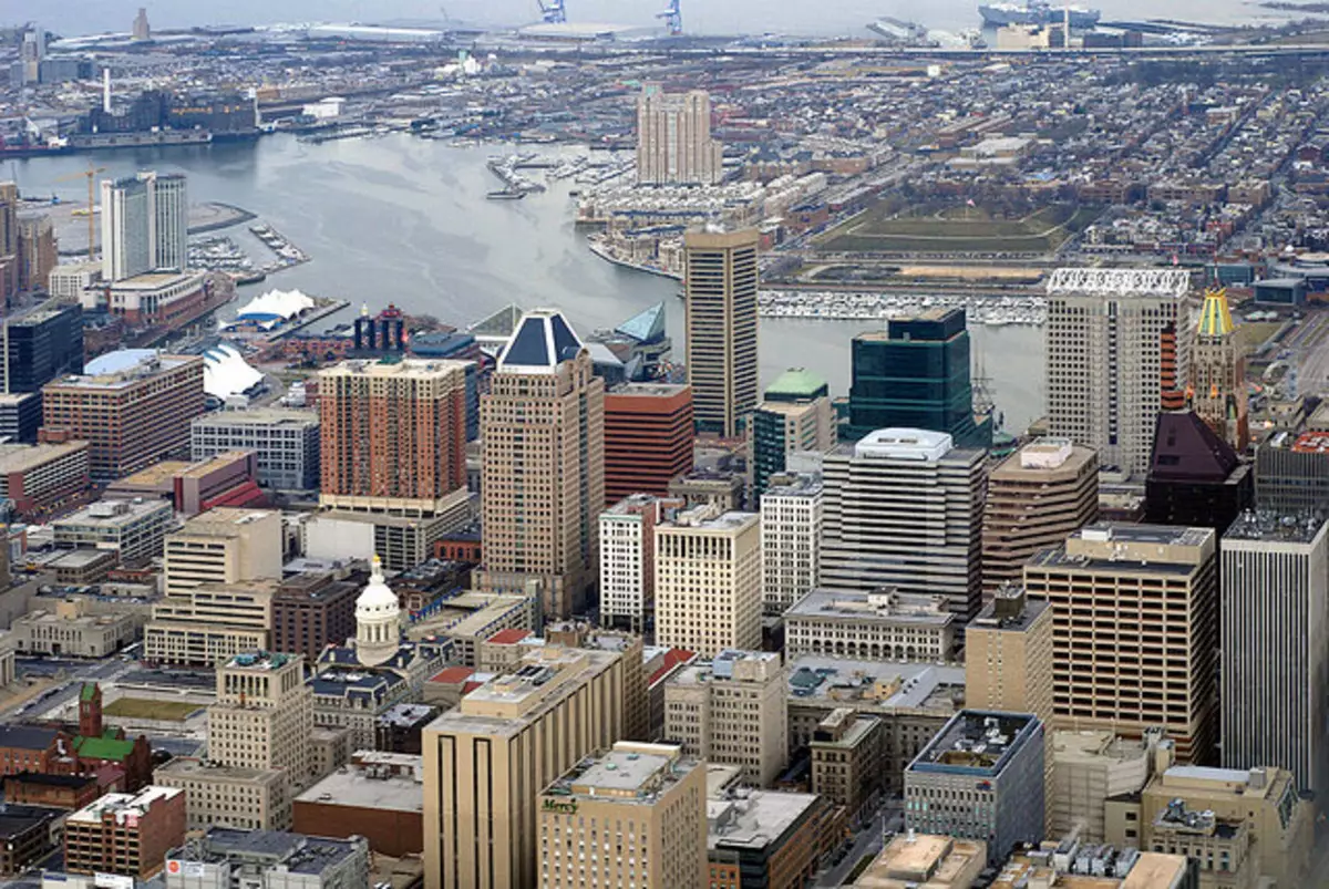 နေရောင်ခြည်စွမ်းအင်အပေါ်ရေဘေးသည် Baltimore ဆိပ်ကမ်းတွင်အမှိုက်သရိုက်များကိုစုဆောင်းသည်