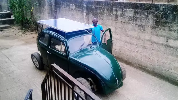 El estudiante nigeriano de Klama construyó un automóvil que opera en la energía del sol y el viento.