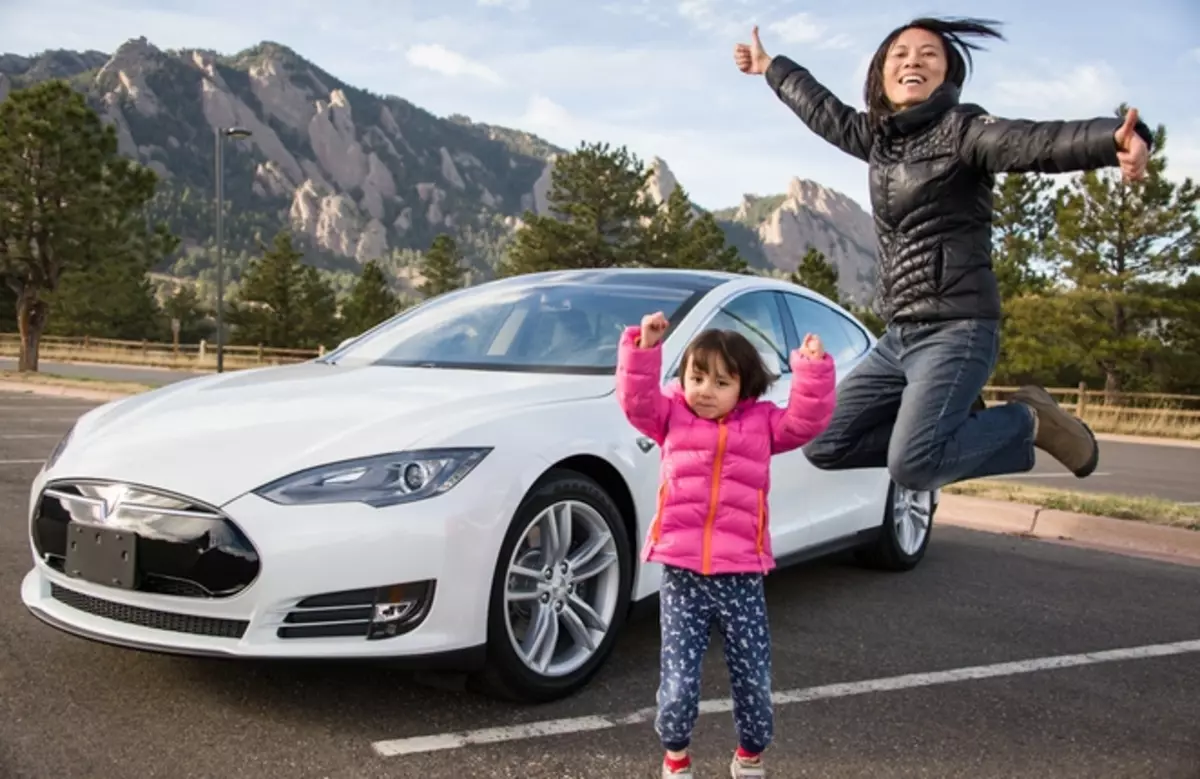 I-Tesla Model S Free izothola amapuleti welayisense eShanghai