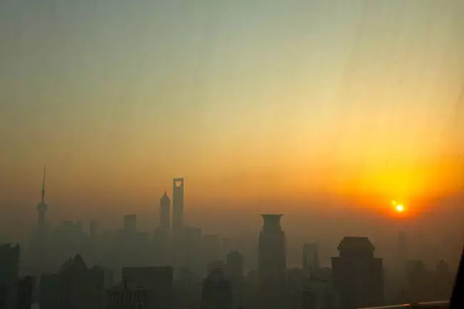 Matahari terbenam melalui di bawah Shanghai