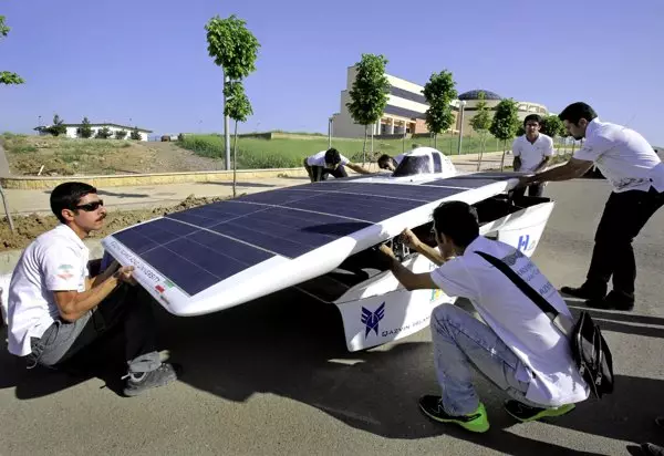 Elèv Iranyen prepare yon machin pou ras solèy la