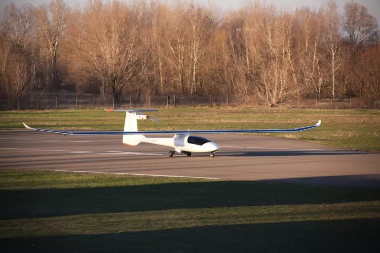 Güneş Enerjisi Üzerinde Çift Uçak Sunseeker Duo