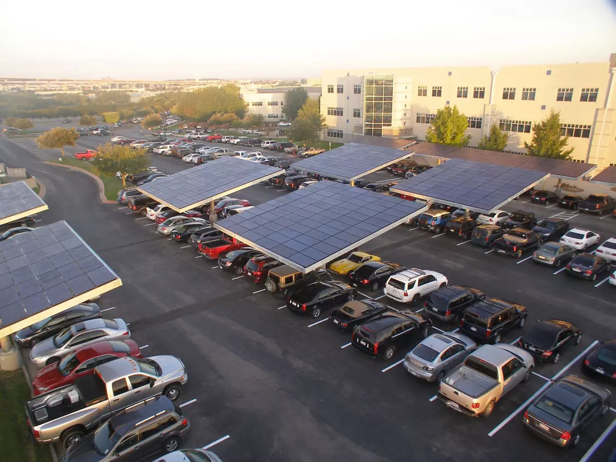 Dell "pousse" arbres solaires (arbres solaires) dans un parking