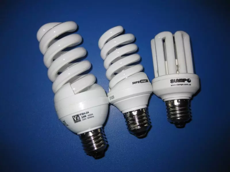 Três lâmpadas fluorescentes compactas de diferentes fabricantes