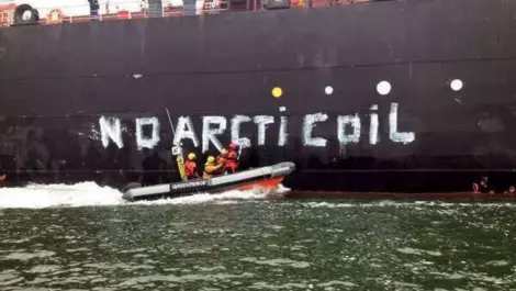 Активистите на Гринпис се обидуваат да ги блокираат руските танкери со арктичкото масло